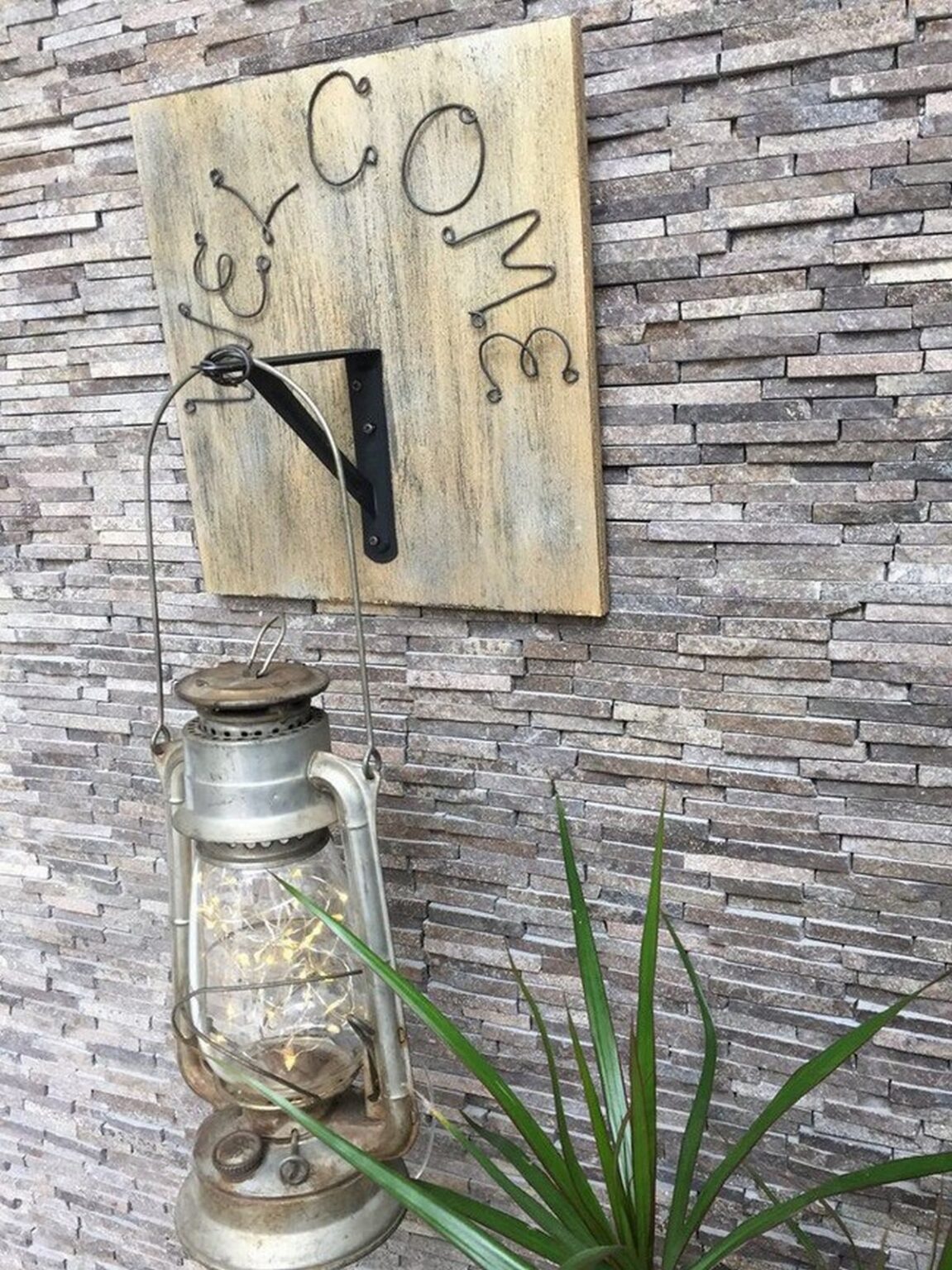 10 DIY Welcome Sign Ideas For Home Entrance - The Newlywed
