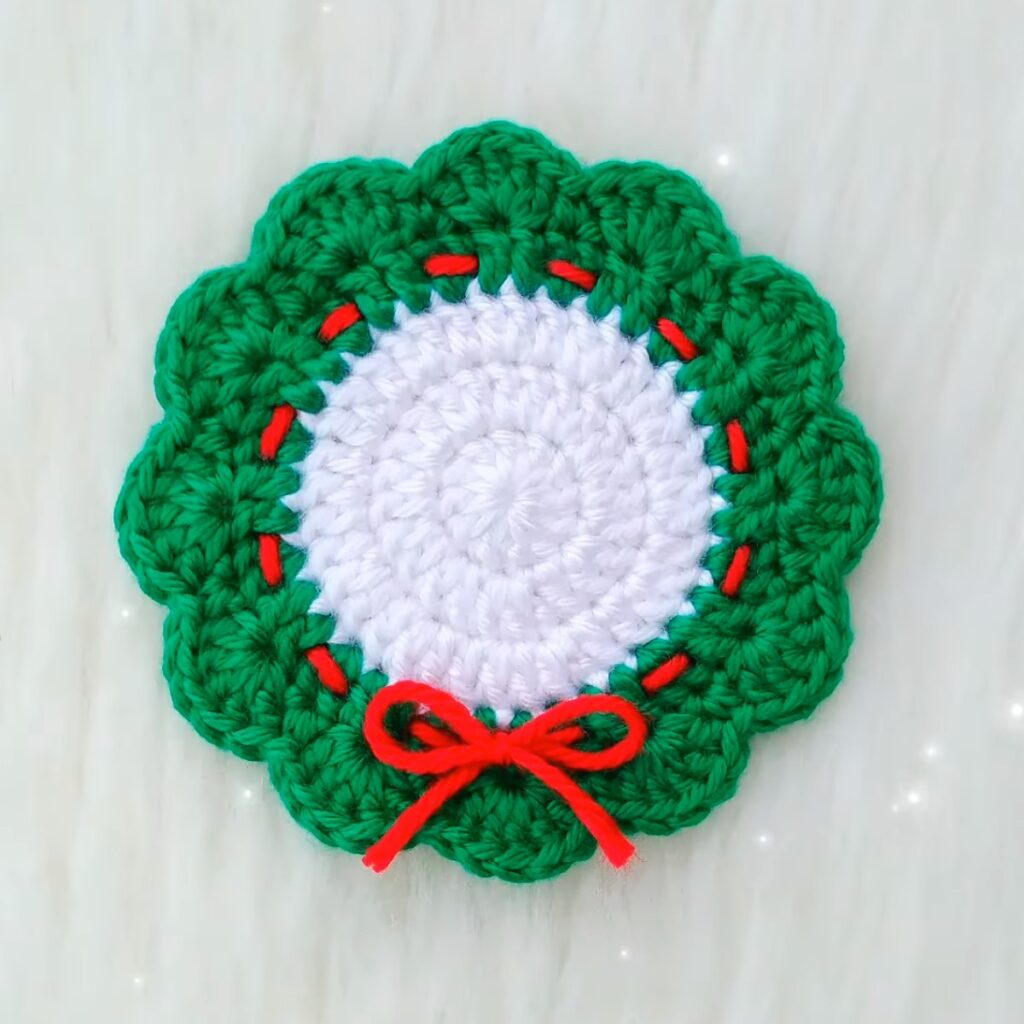 How to Crochet Christmas Wreath Coaster For Decor - The Newlywed