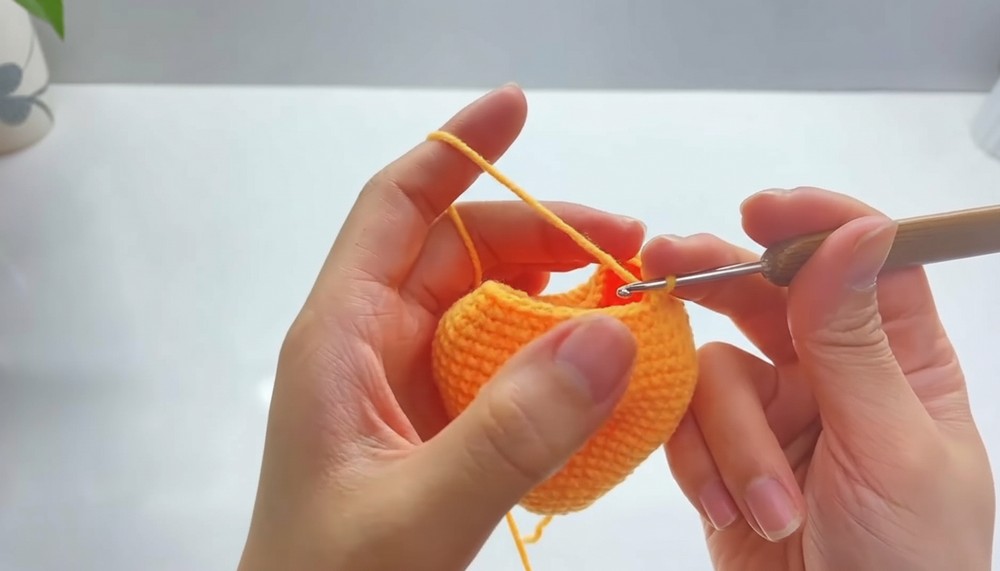 Adorable Free Crochet Chicken Squint Eyes Pattern Step-by-Step - The ...